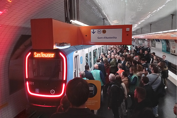 Le nouveau métro MF 19 sur les rails de la ligne 10